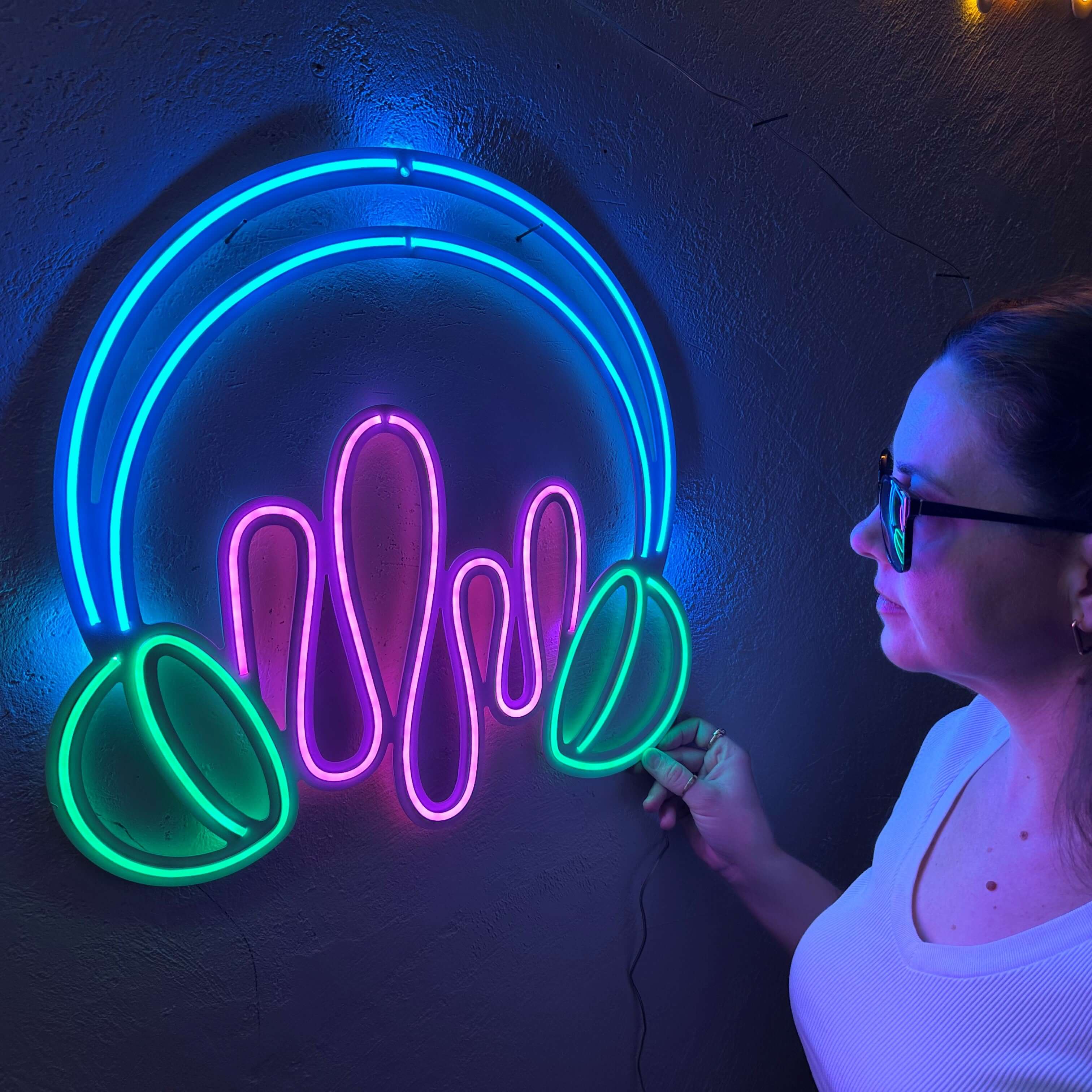 Headphone Neon Metal Sign – Dekadron